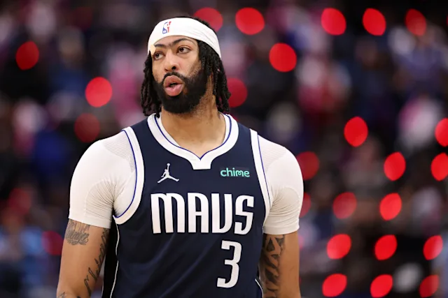 BREAKING: Anthony Davis has left for the locker room with what appears ...