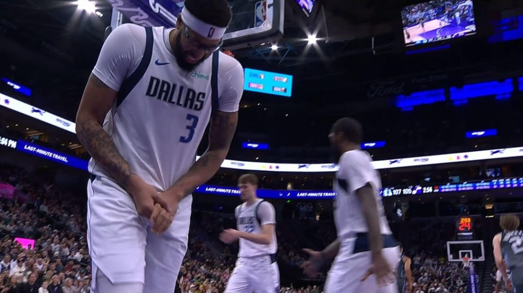BREAKING: Anthony Davis has left for the locker room with what appears ...